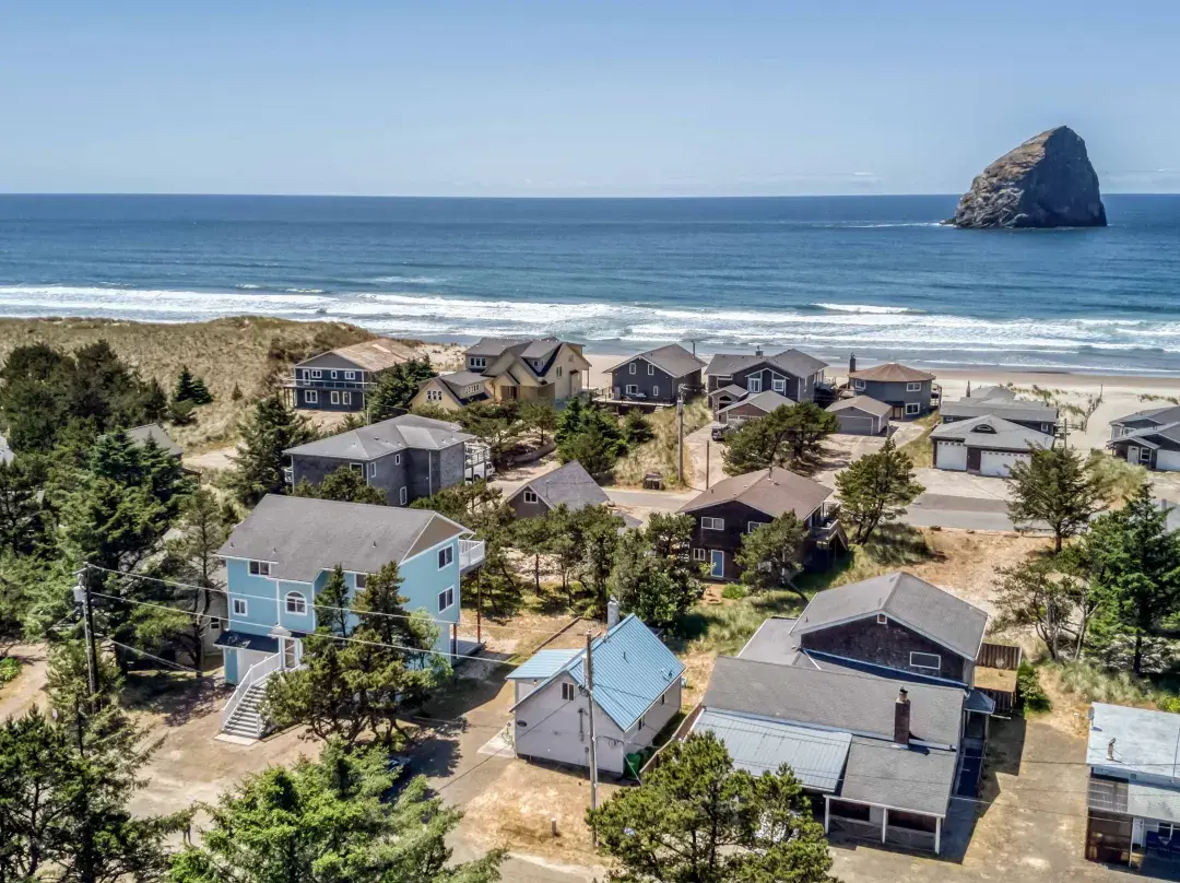 Charming Cottage With Fire Pit And Vaulted Ceilings - Cozy Beach Retreat - Oregon