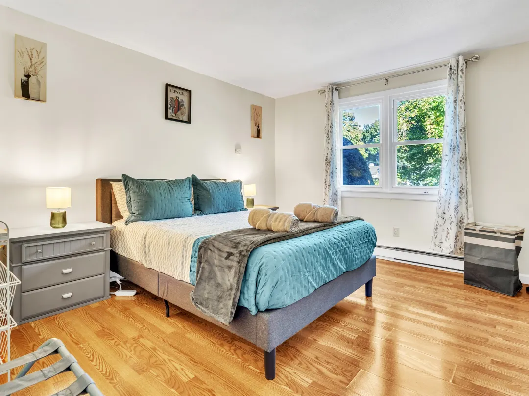 Charming Haven - Fully-equipped Kitchen, Plush Seating - Glastonbury, CT