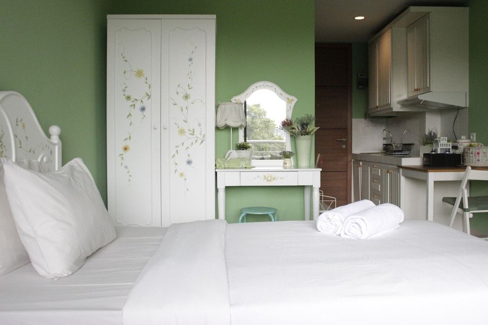 Stylish & Comfortable Studio At Beverly Dago Apartment - Bandung