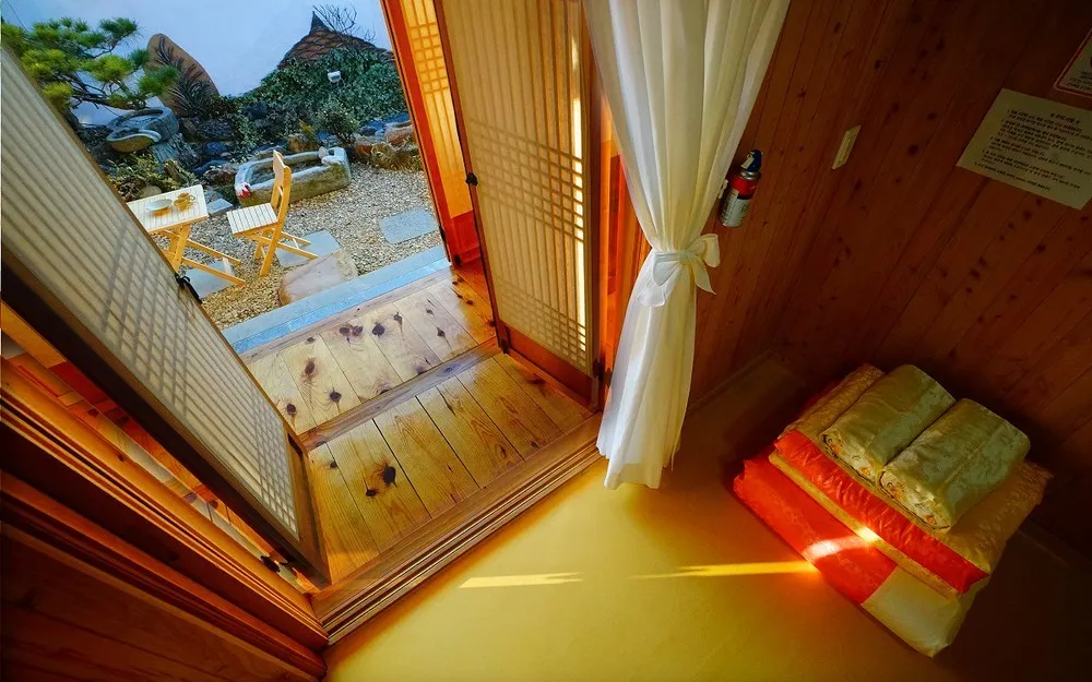 Jeonju Hanok Maeul Sukbak Sarang Gadeuk - Jeonju-si