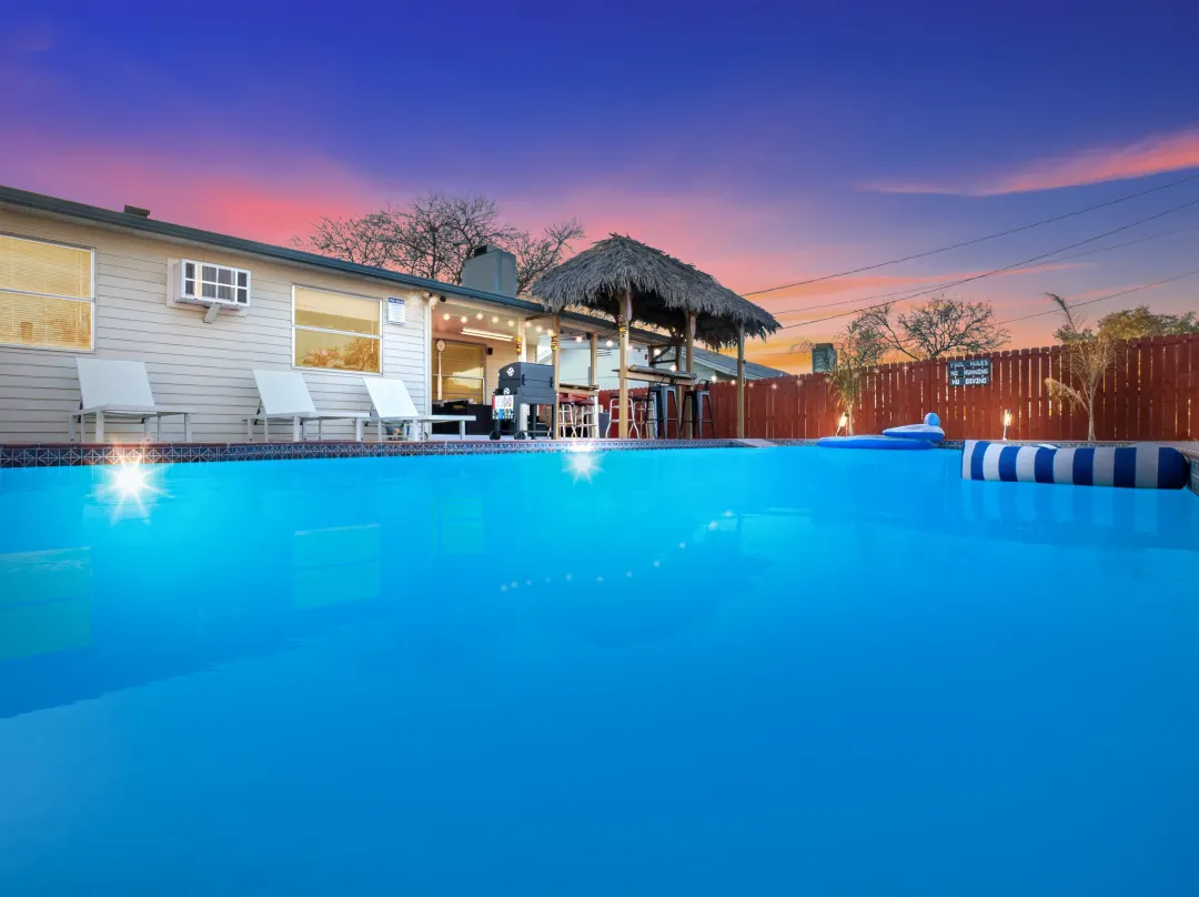 Tropical Oasis Retreat With Private Pool Tiki Bar & Lounge - Universal City, TX