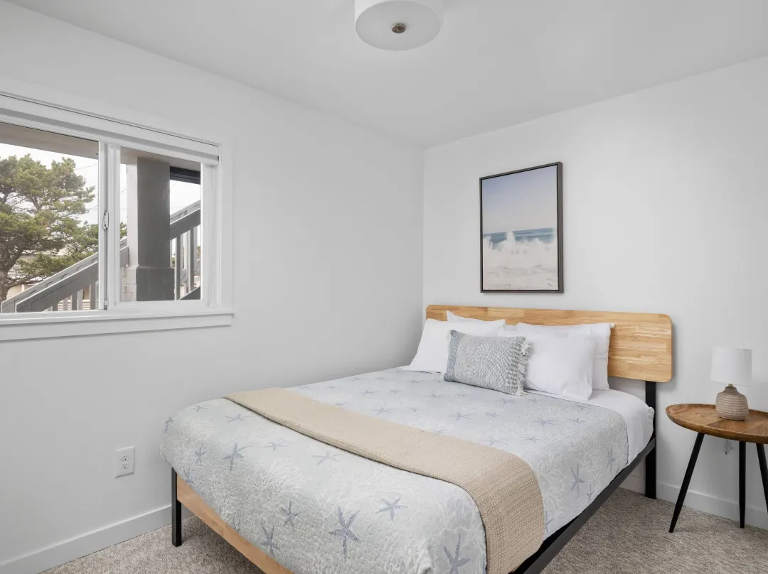 Beachfront Access And Kitchenette Amenities - Charming Coastal Haven - Rockaway Beach, OR