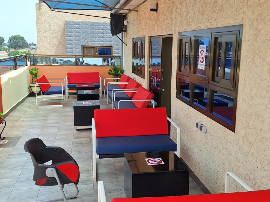 Royal Blue Guest House & Bar - 로메