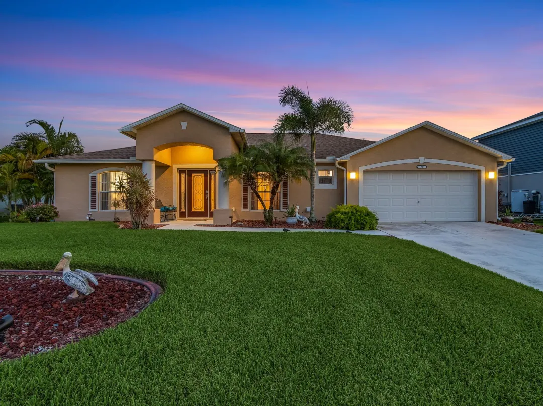 Heated Saltwater Pool And Spacious Outdoor Living - Charming Coastal Retreat - Cape Coral, FL
