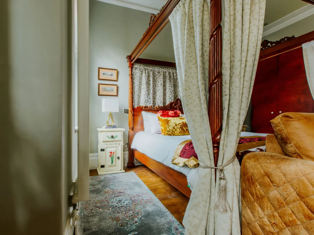 The Suite | Cardiff City Centre + Private Parking - Cardiff