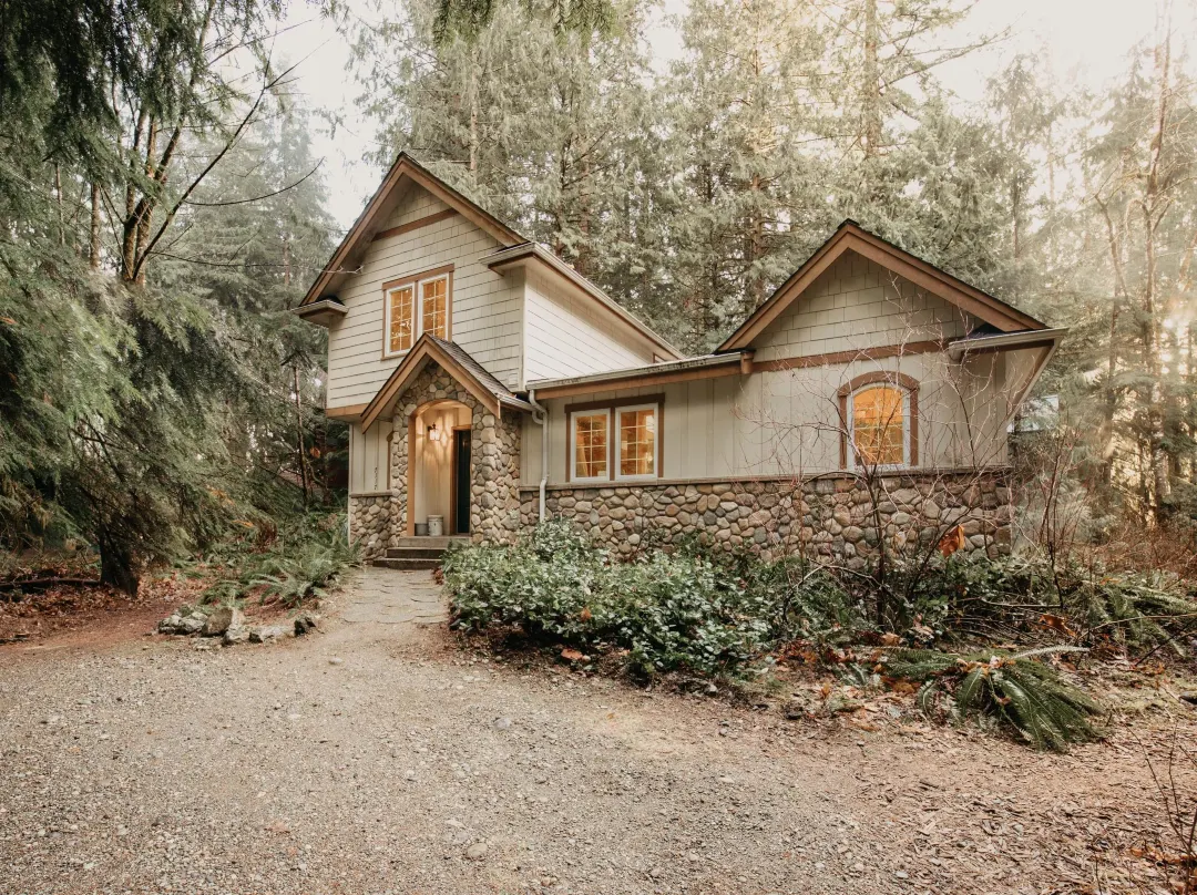 Snowline Cabin #34 - Great English Tudor-style Home With Hot Tub! Now With Wifi! - Glacier, WA
