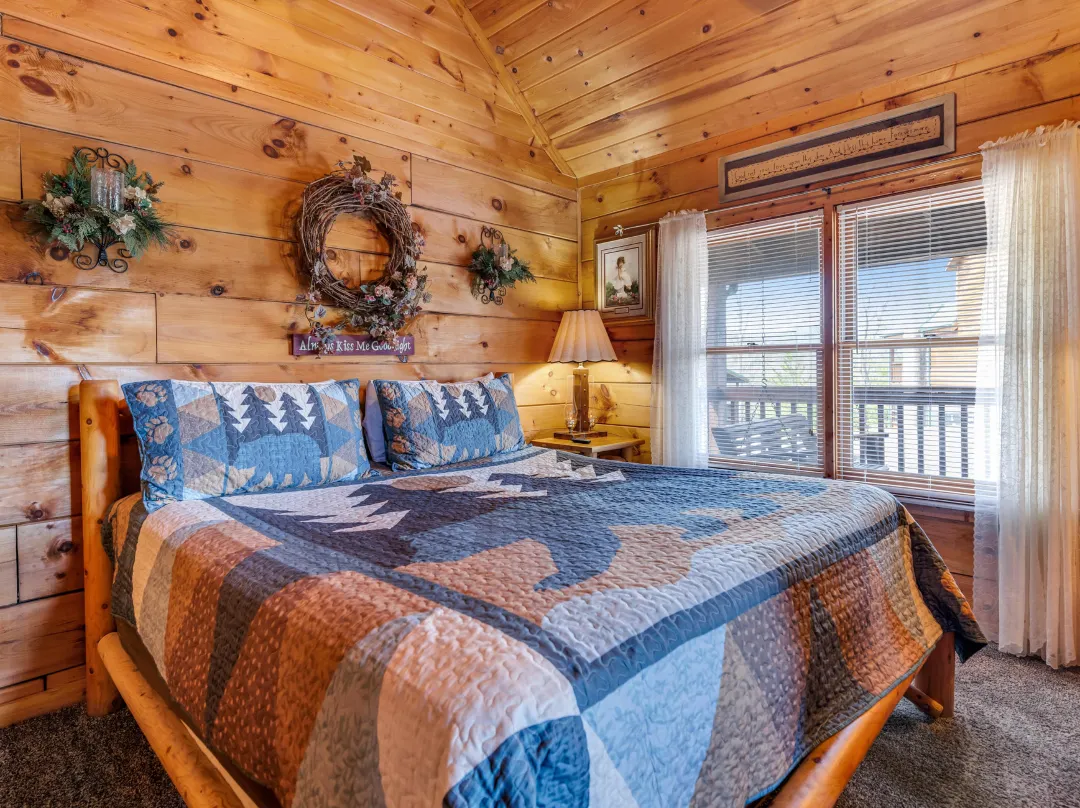 Arrowhead Log Cabin Resort - Snuggle Bear Hideaway Cabin - Pigeon Forge, TN