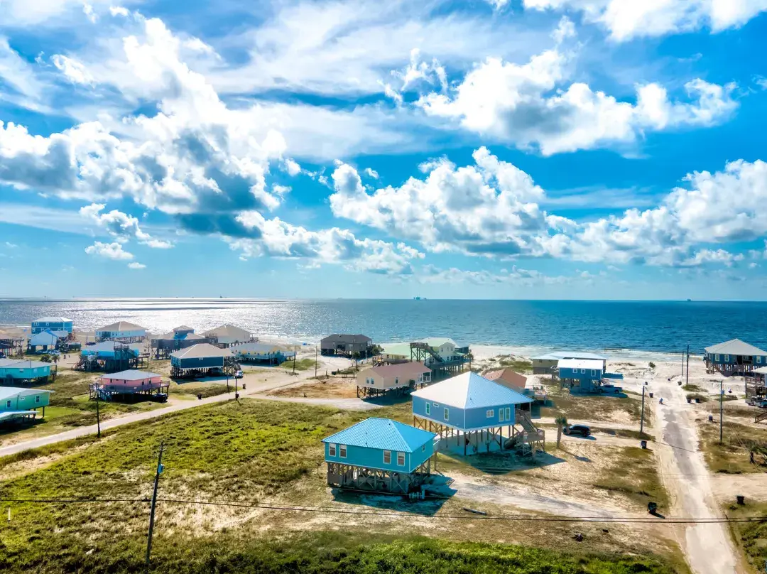 Sunning Deck And Modern Kitchen Amenities - Charming Coastal Retreat - Dauphin Island, AL