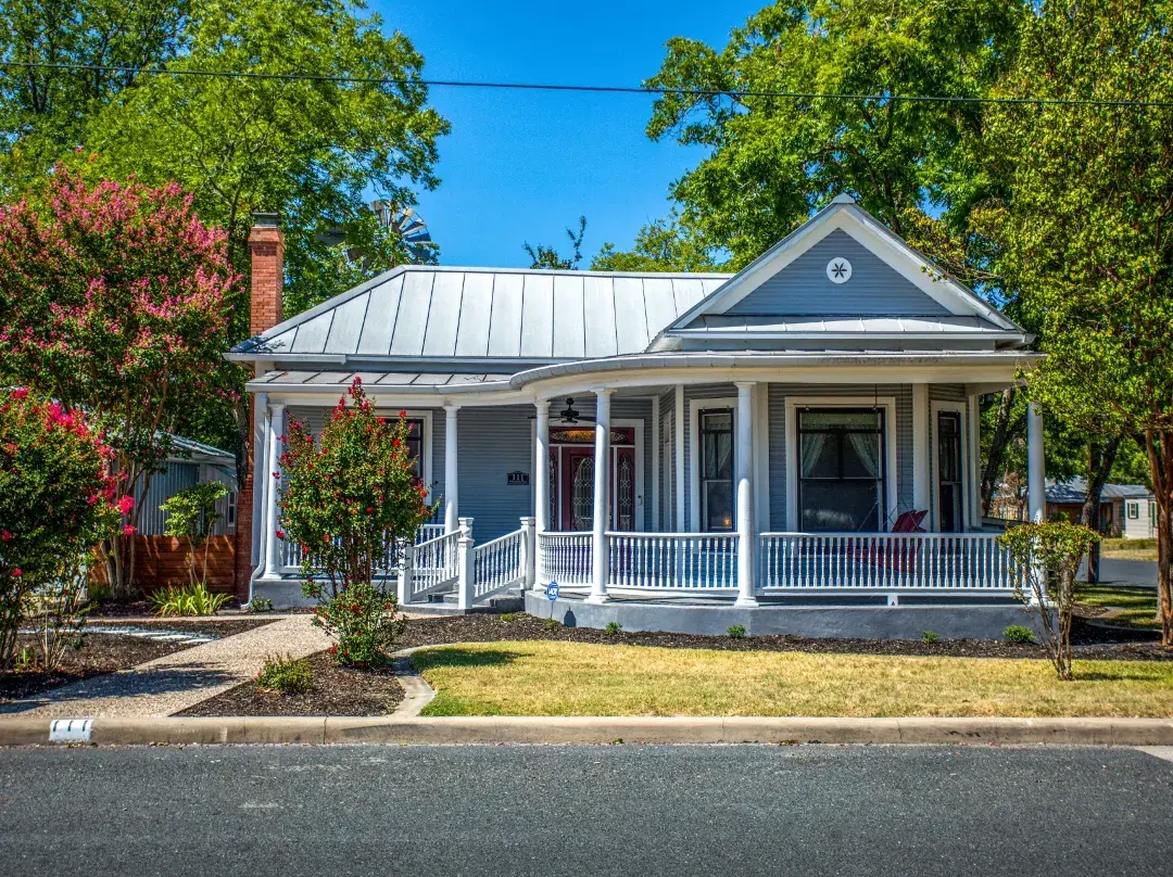 Hot Tub And Cozy Outdoor Fire Pit - Elegant Victorian Oasis - Fredericksburg, TX