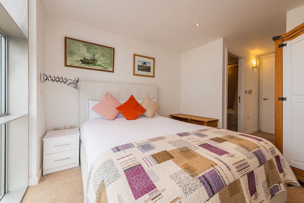 2 Bedroom Penthouse With Parking - Liverpool