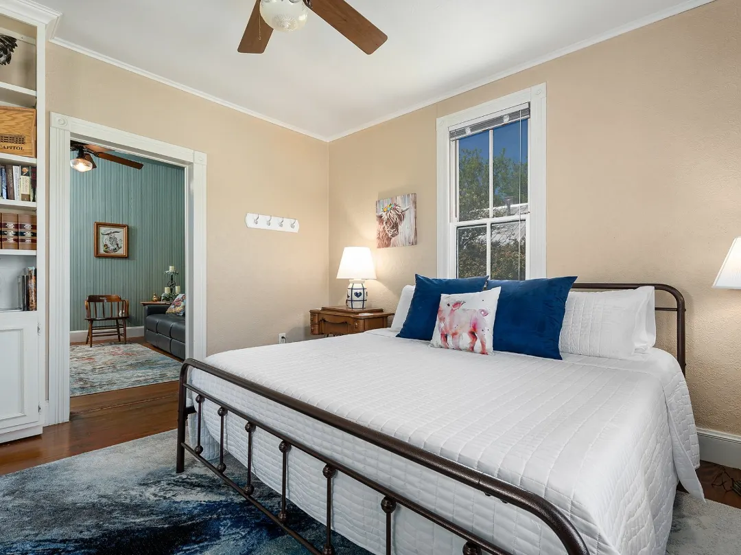 Stylish Kitchen And Covered Porch Retreat - Charming Historic Haven - Fredericksburg, TX