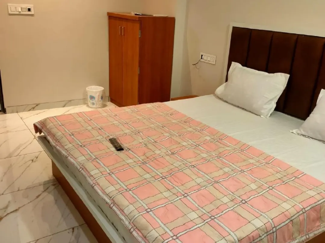 Goroomgo Janata Inn Gujarat - Vapi