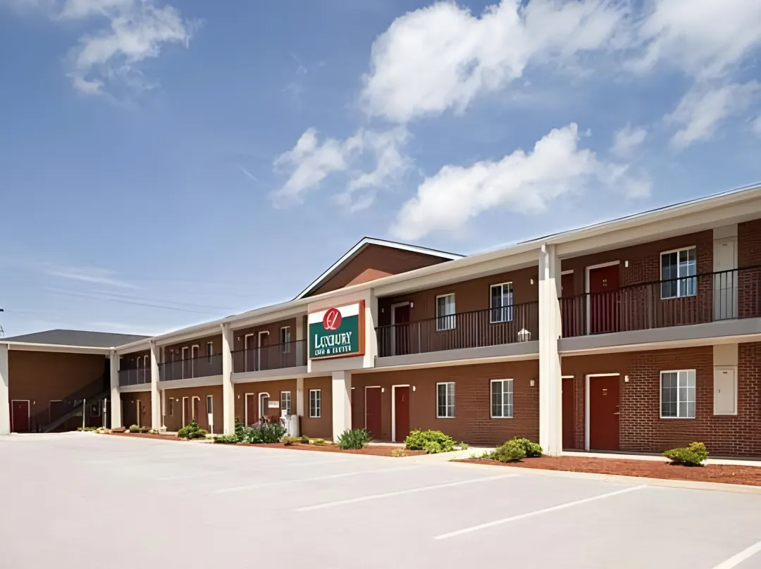 Luxbury Inn & Suites - Maryville, TN