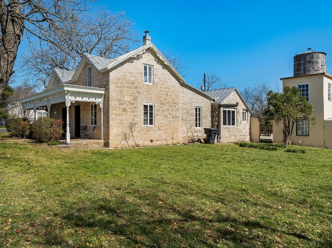 Front Porch, Gas Firepit And Smart Tvs - Charming Spacious Haven - Fredericksburg, TX