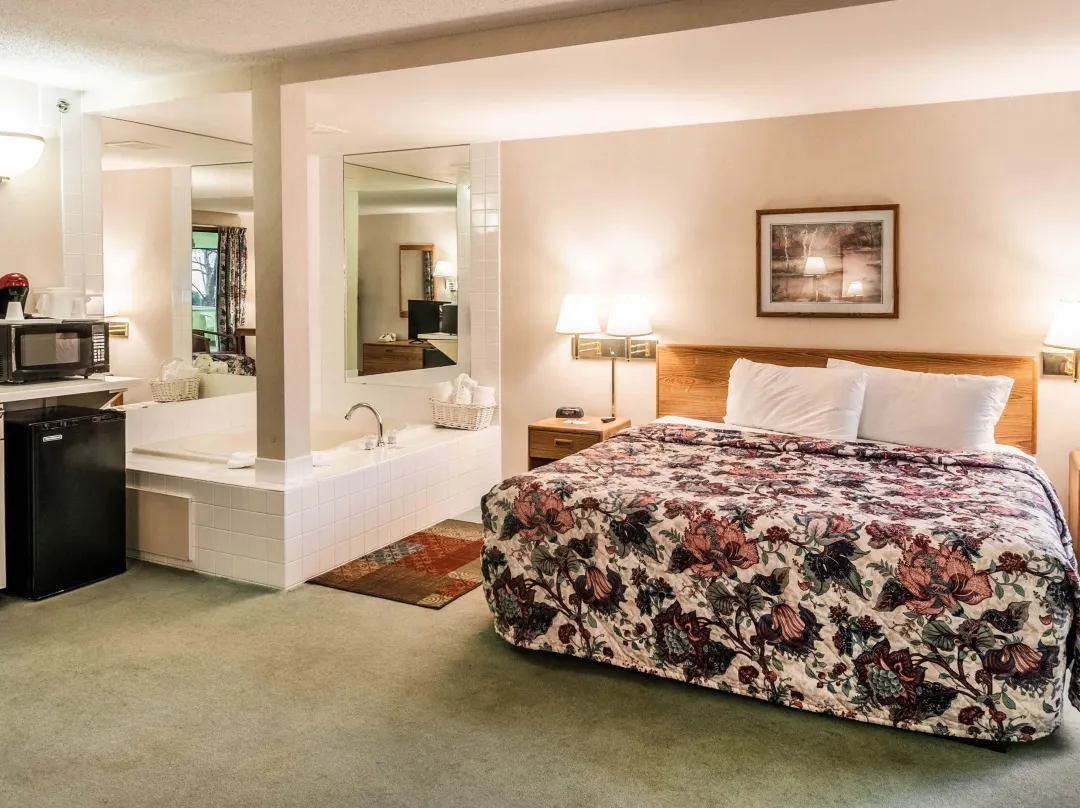 Econo Lodge Inn & Suites - Door County, WI
