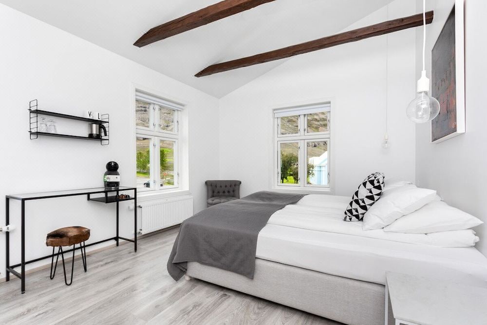 Við Lónið Guesthouse - İzlanda