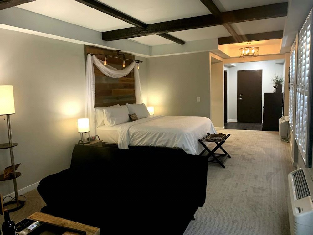 Cedar Stables Inn & Suites - Kelleys Island, OH