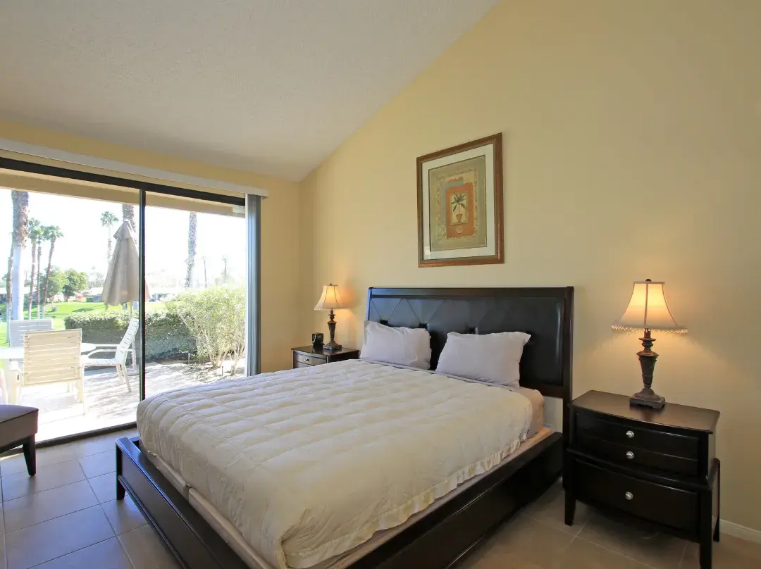 Lake Views And Access To Upscale Club Facilities - Elegant Retreat - Palm Desert, CA