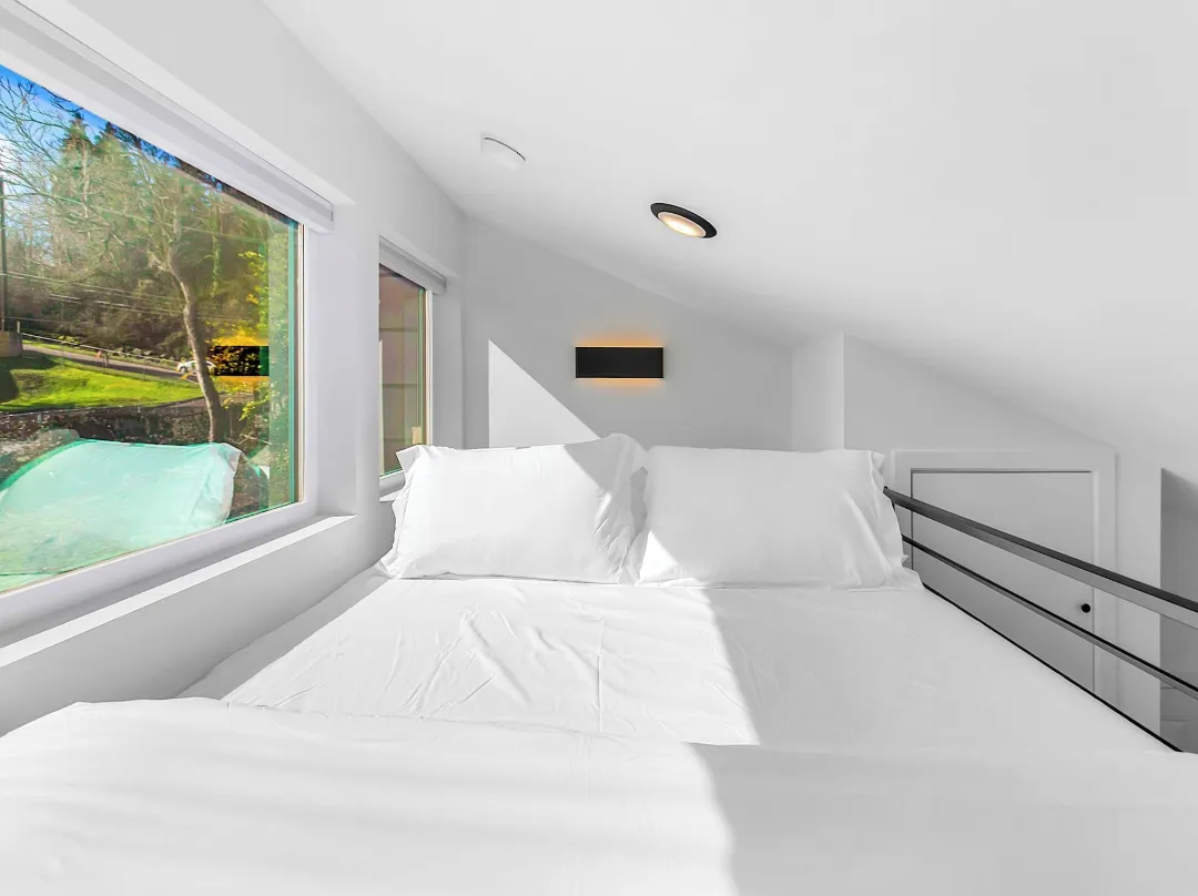Echo Loft: A Modern Escape - Seattle, WA