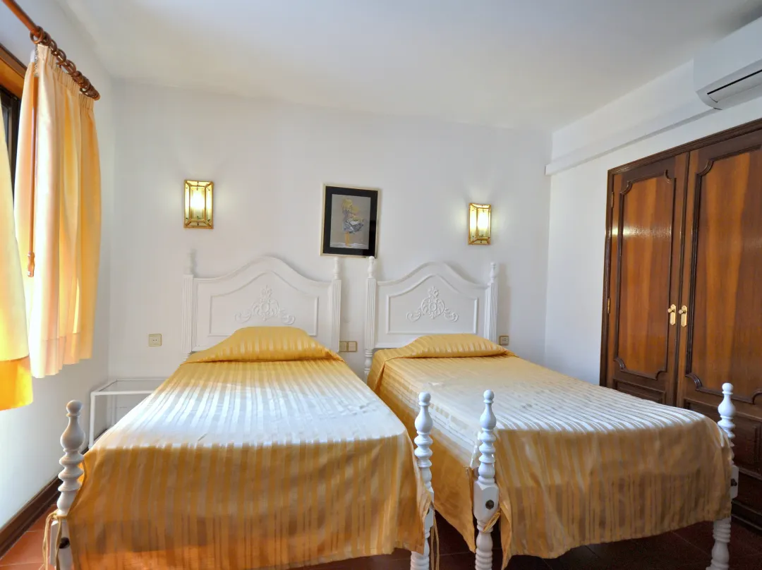 Set In Good Sized, Mature Gardens Which Afford A Very Good Degree Of Privacy And - Quarteira