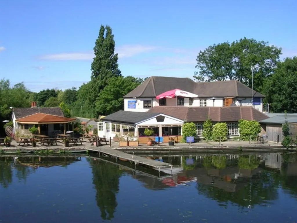 The Watersedge, Canal Cottages - Slough