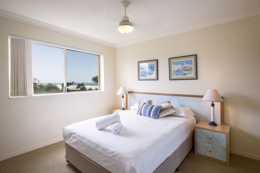 Golden Riviera Absolute Beachfront Resort - Gold Coast