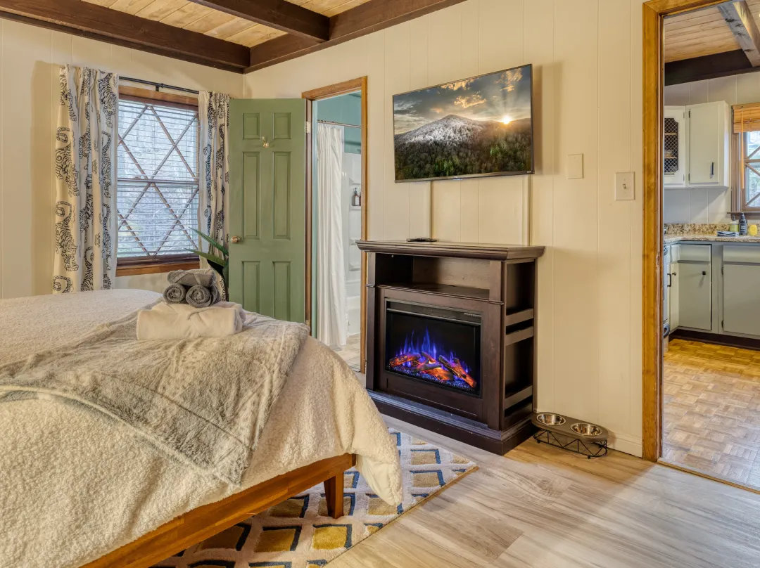 Stunning Retreat - Hot Tub, Game Room, Fire Pit - Beech Mountain, NC