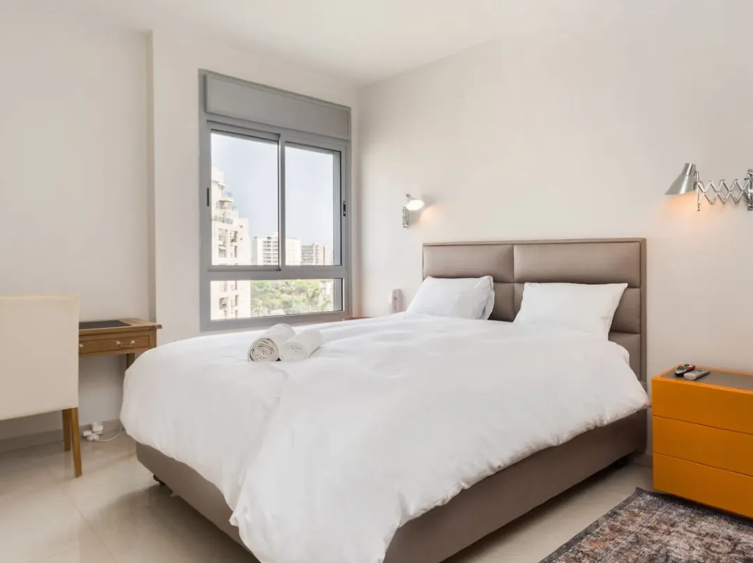 Urban Gem With Outdoor Lounge - Tel-Aviv