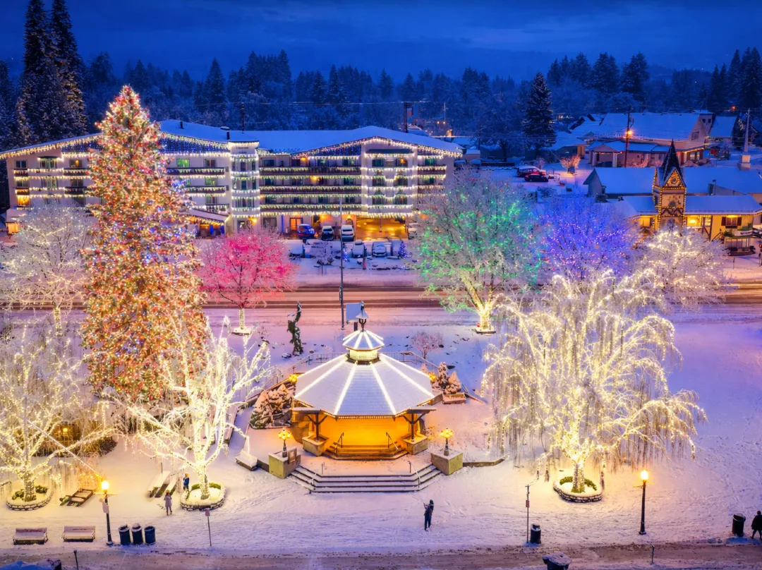 Spacious Fenced Backyard And Hot Tub - Inviting Cozy Retreat - Lake Chelan, WA