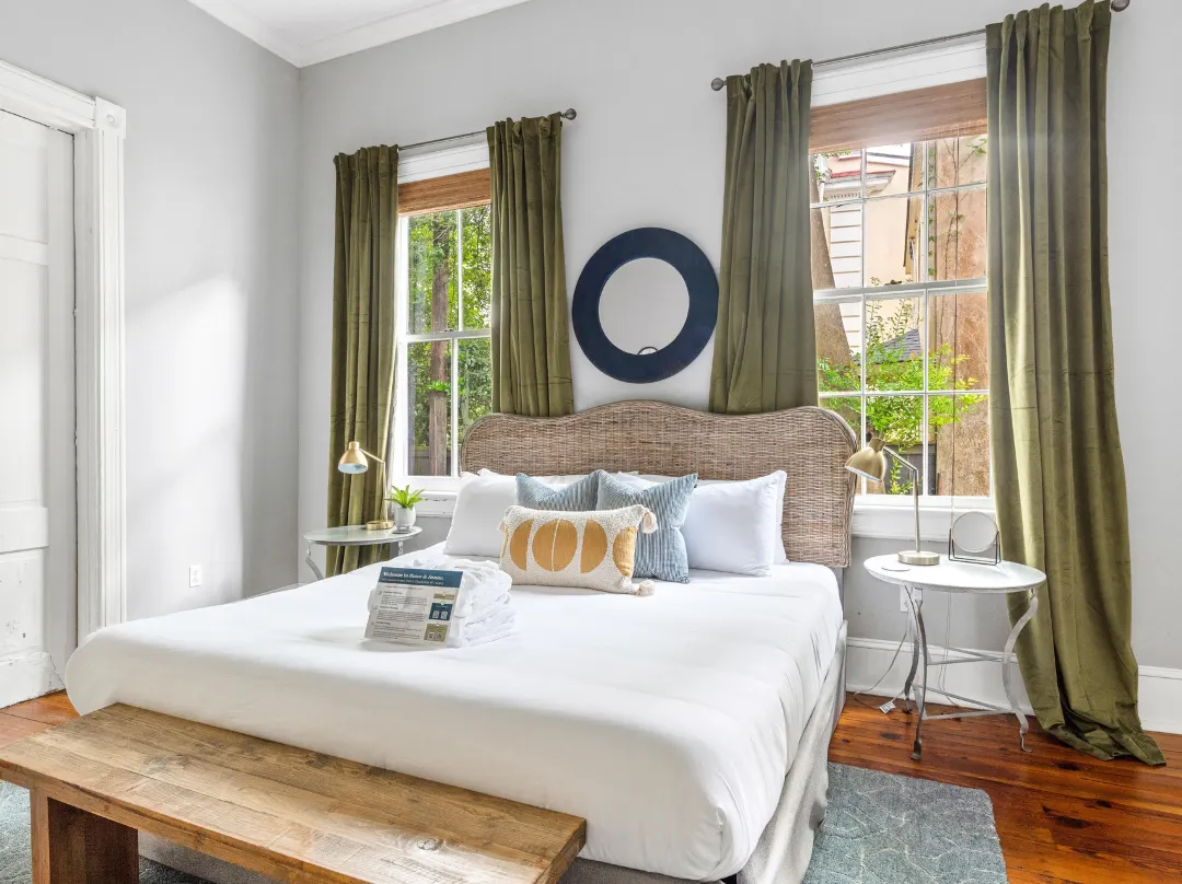 Luxurious Suite With Spacious Living And Amenities - Charming Historic Oasis - Charleston, SC