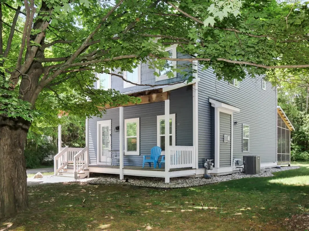 Scenic Wooded Lot With Cozy Fireplace And Fire Pit - Charming Escape - South Haven, MI