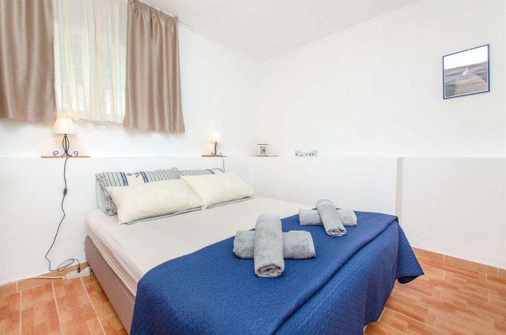 Apartments And Rooms Anita - Hvar