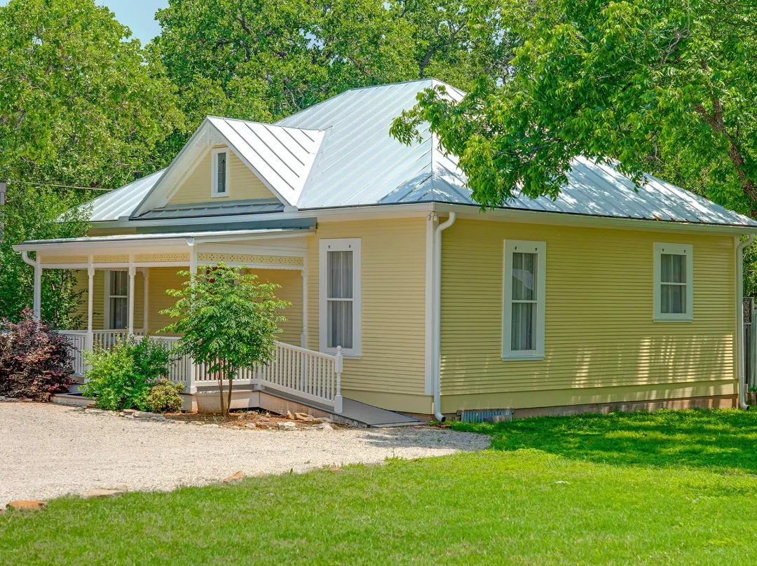 Well-equipped Kitchen And Outdoor Seating - Spacious Charming Retreat - Fredericksburg, TX
