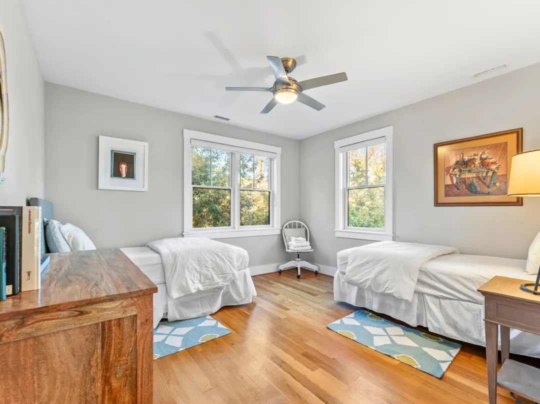 Charming Vineyard Retreat With Spacious Living And Outdoor Oasis - Inviting Escape - Martha's Vineyard