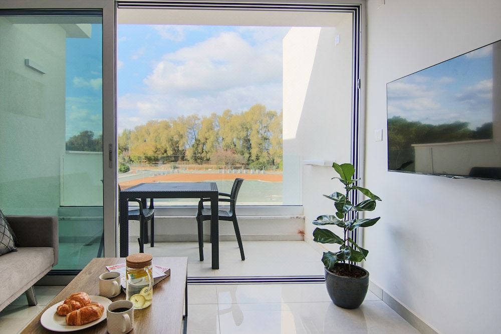 Phaedrus Living: Seaside Executive Flat Harbour 201 - 파포스