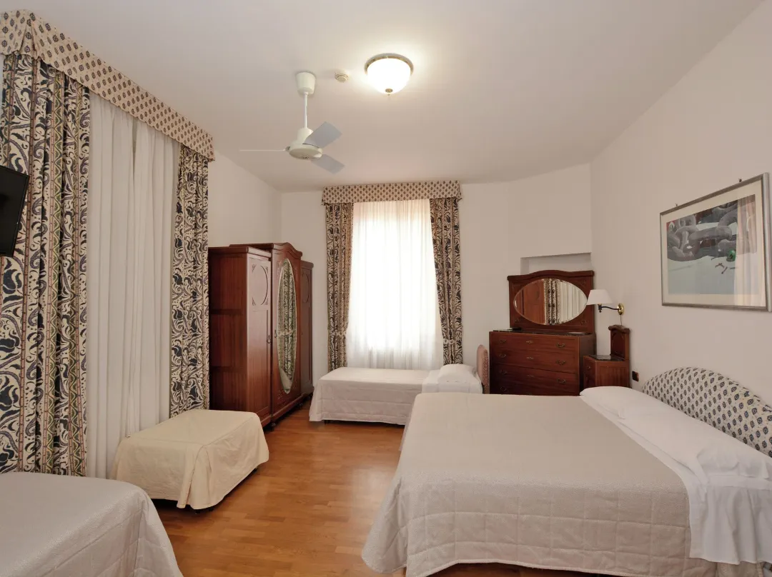 Albergo Italia Nel Centro Storico Di Piombino Vicino Al Golfo Di Baratti E Dalla Città Etrusca Di Populonia - Piombino