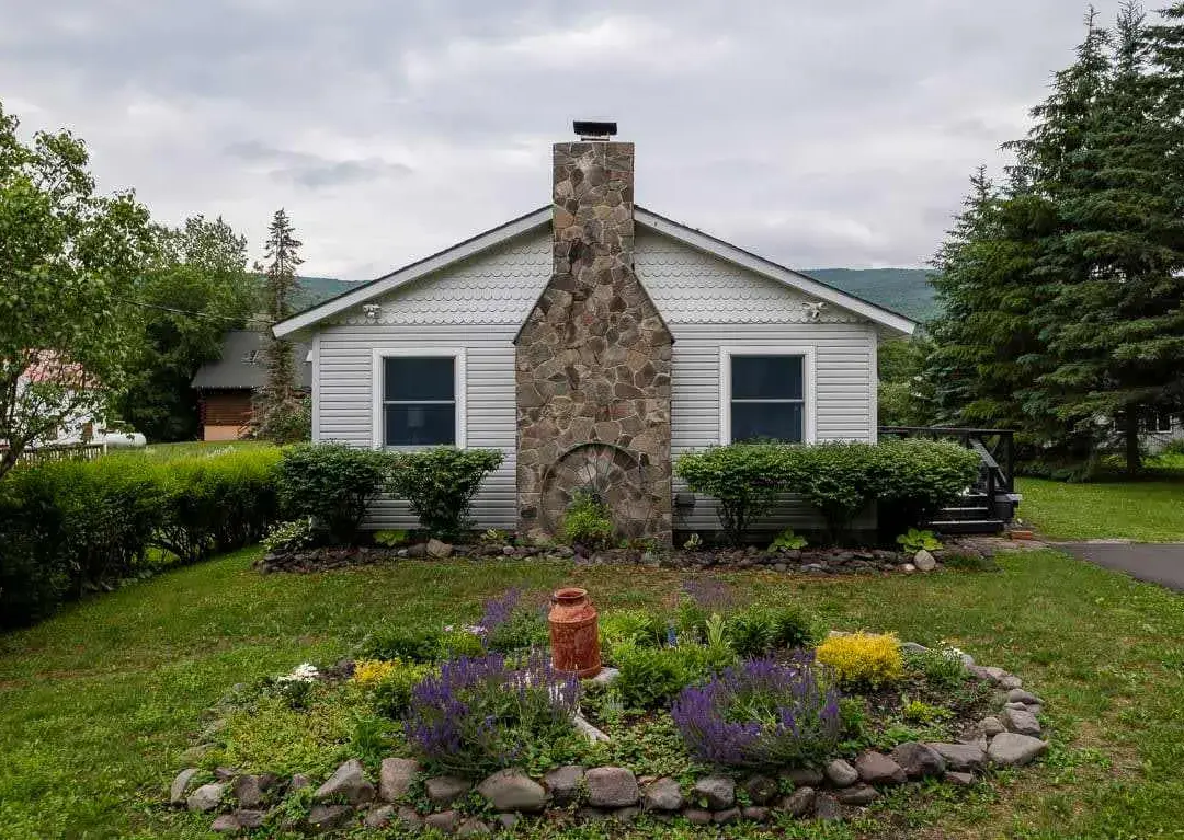 Stunning Mountain Views And Cozy Fireplace - Charming Getaway - Hunter, NY