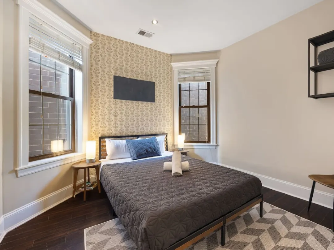 Wrigleyville Suites Room 1 - Evanston, IL