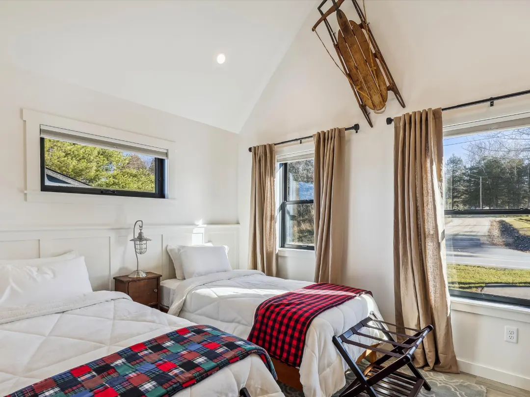 Spacious Home With Deck And Scenic Views - Stunning Mountain Retreat - Morristown, VT