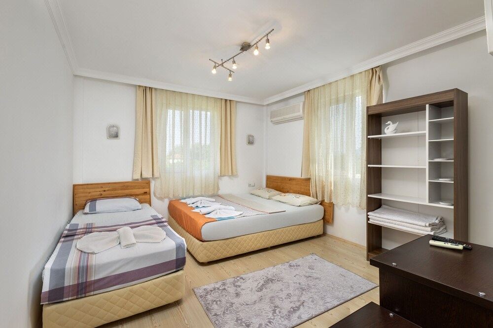 Flora Pansiyon Cirali - Çıralı