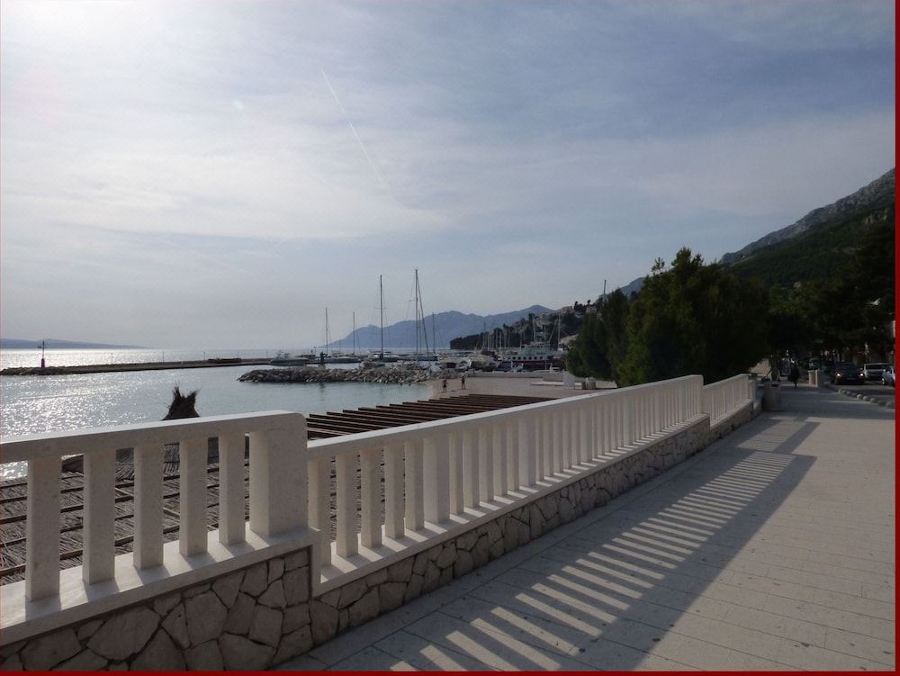 Studio With Sea View For 23 People By The Water - Baška Voda