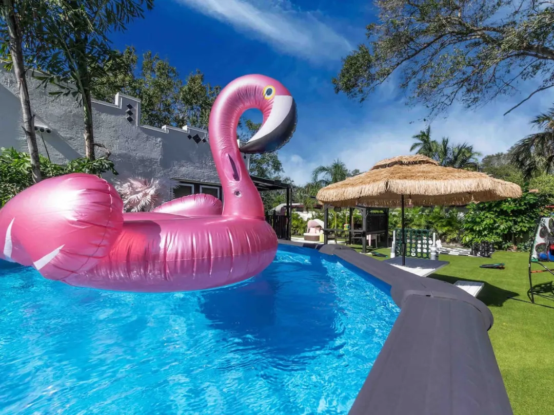 Unique Themes, Hot Tub, Pool, And Fun Activities - Whimsical Oasis - Bradenton, FL