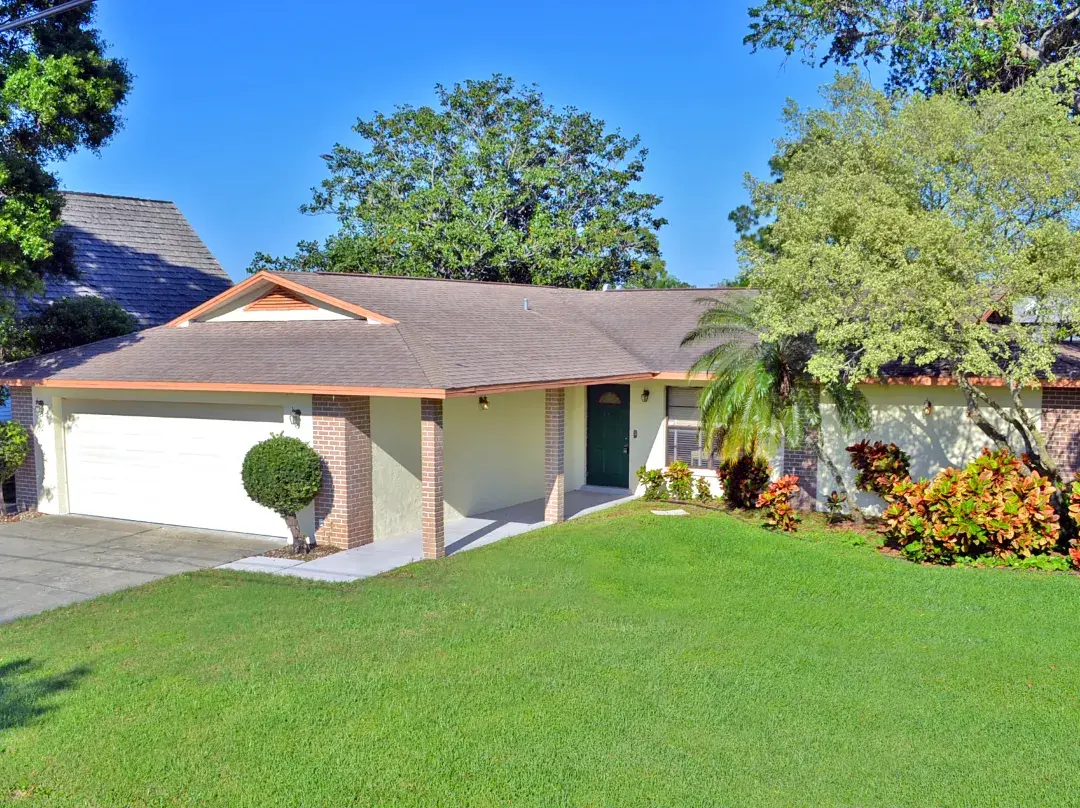 Heated Pool And Serene Lake Views - Beautiful Vacation Oasis - Bradenton Beach, FL