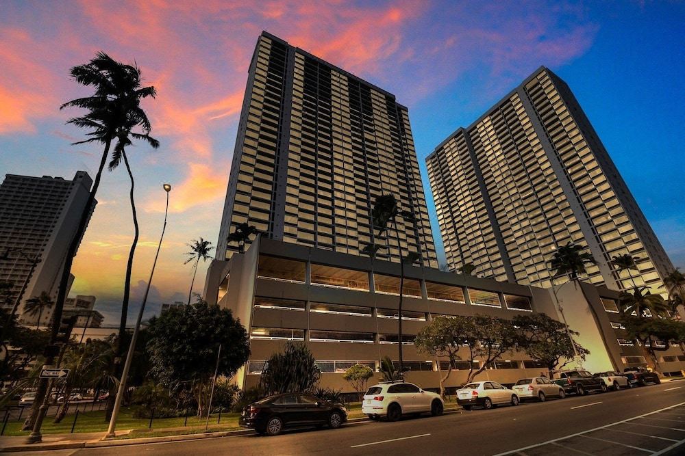 Artsy 32nd Floor Condo With Modern Furnishings & Gorgeous Ocean Views Condo - Honolulu, HI