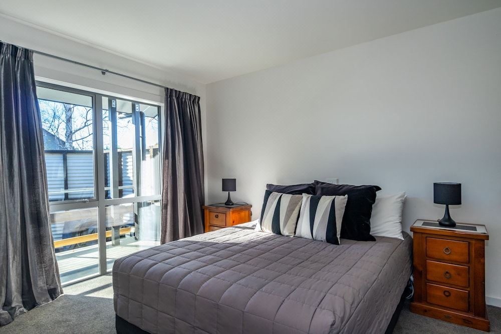 Black On Grey - Geraldine