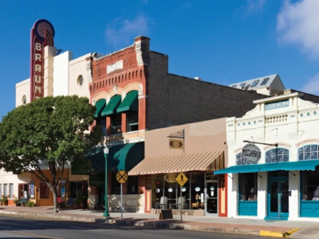 Riverfront Escape With Fire Pit And Kayak - Bright And Inviting Retreat - Canyon Lake, TX