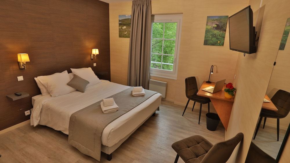 L'hôtel Des Bains - Salles-la-source - Aveyron