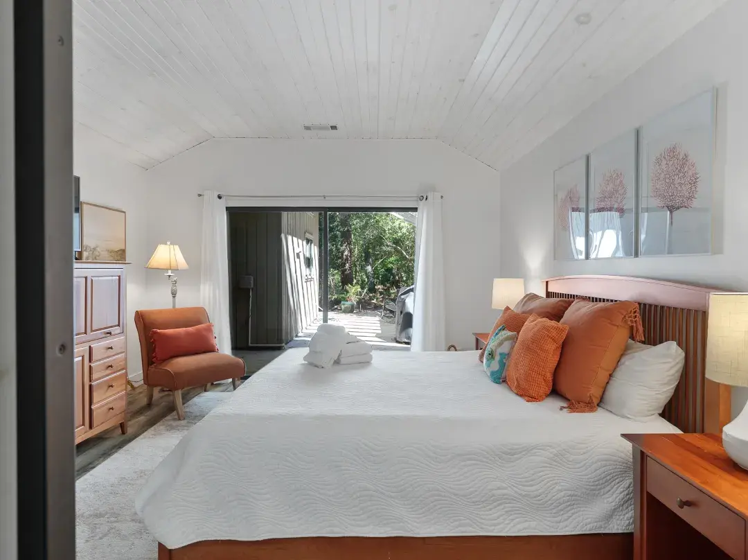 Secluded Oasis With Screened Porch And Expansive Yard - Enchanting Retreat - Hilton Head Island, SC