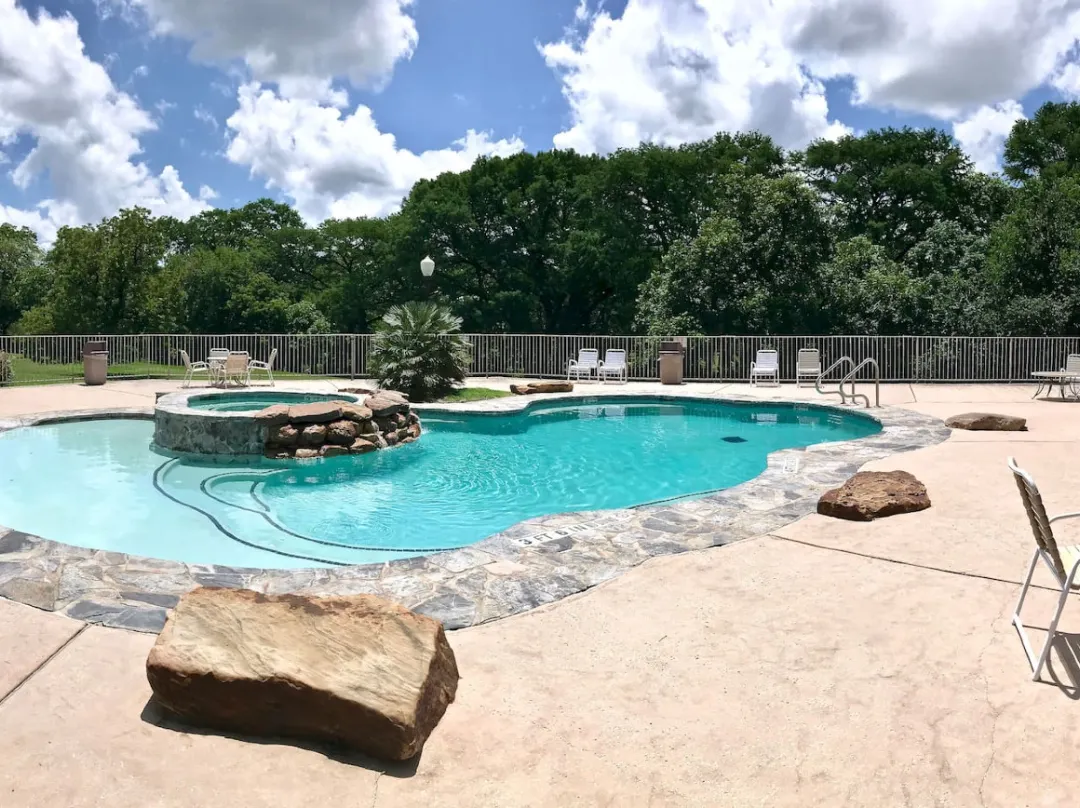 Riverfront Serenity - Pool, Hot Tub, Wifi, Balcony - New Braunfels, TX