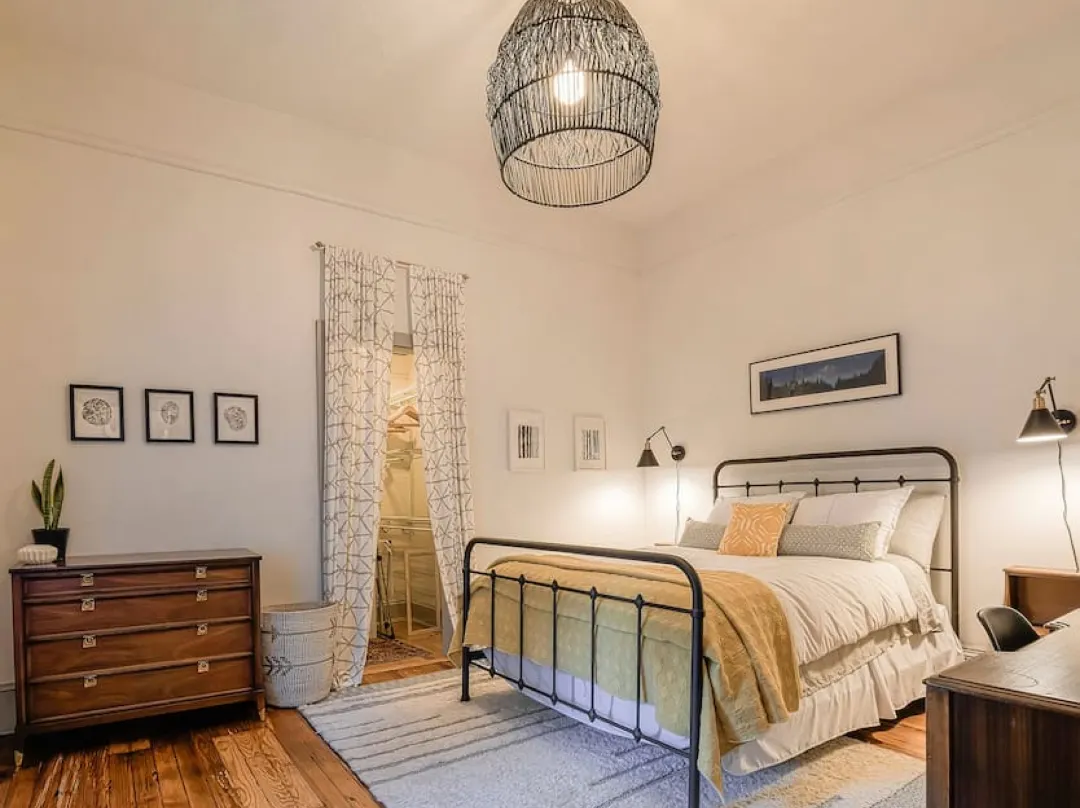 Stylish Kitchen And Cozy Front Porch - Charming Historic Retreat - Columbia, SC